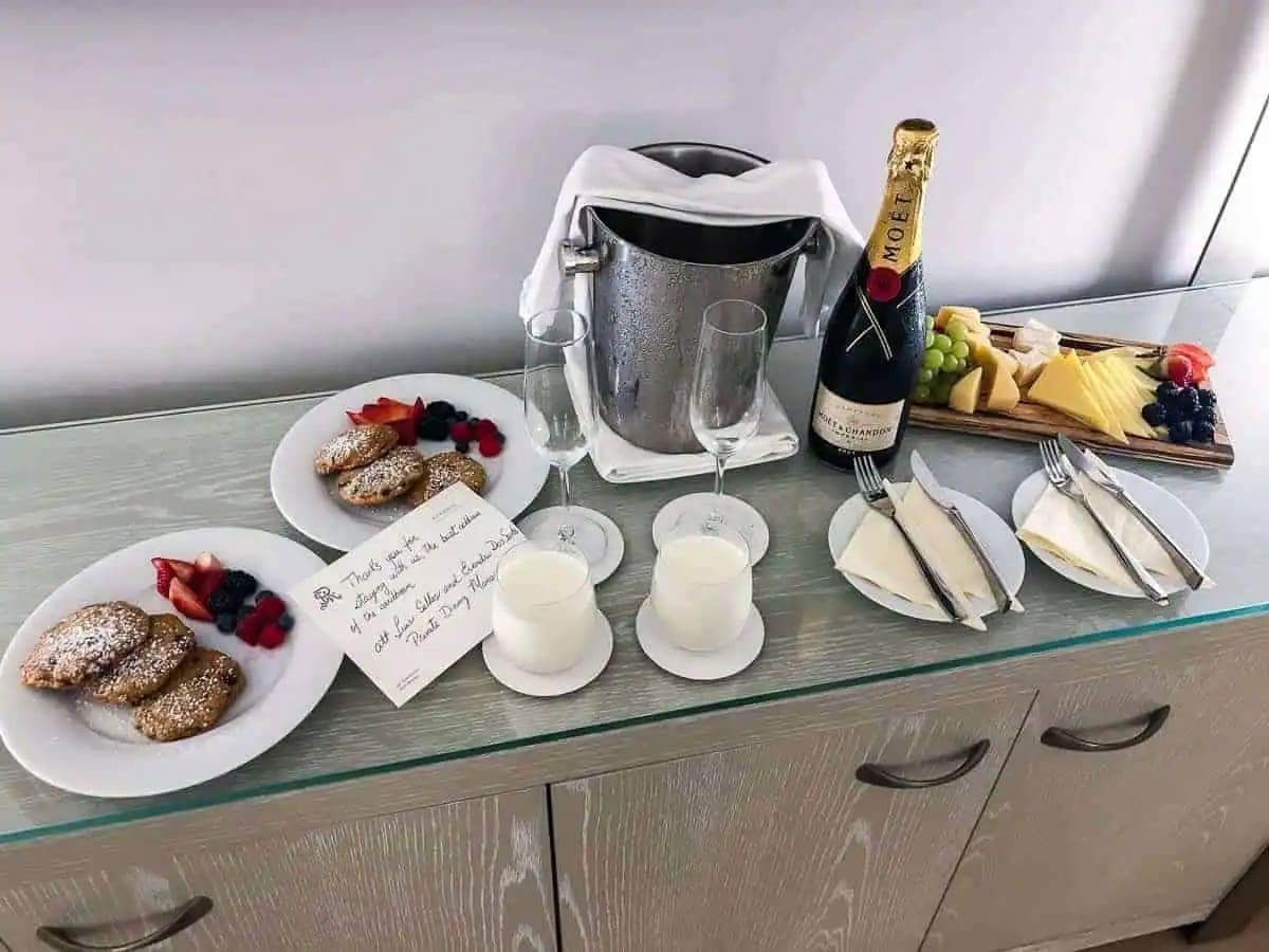 Top 30+ Welcome Gift Ideas to Surprise Hotel Guests - BNBForms