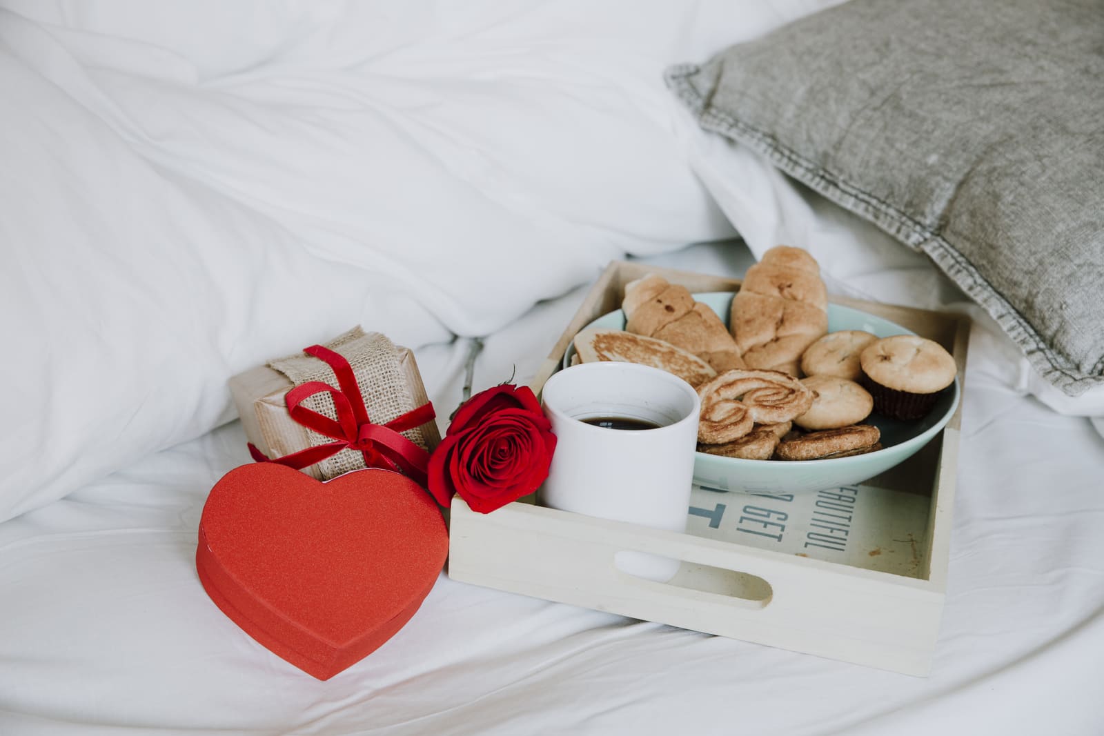 Top 30+ Welcome Gift Ideas to Surprise Hotel Guests - BNBForms
